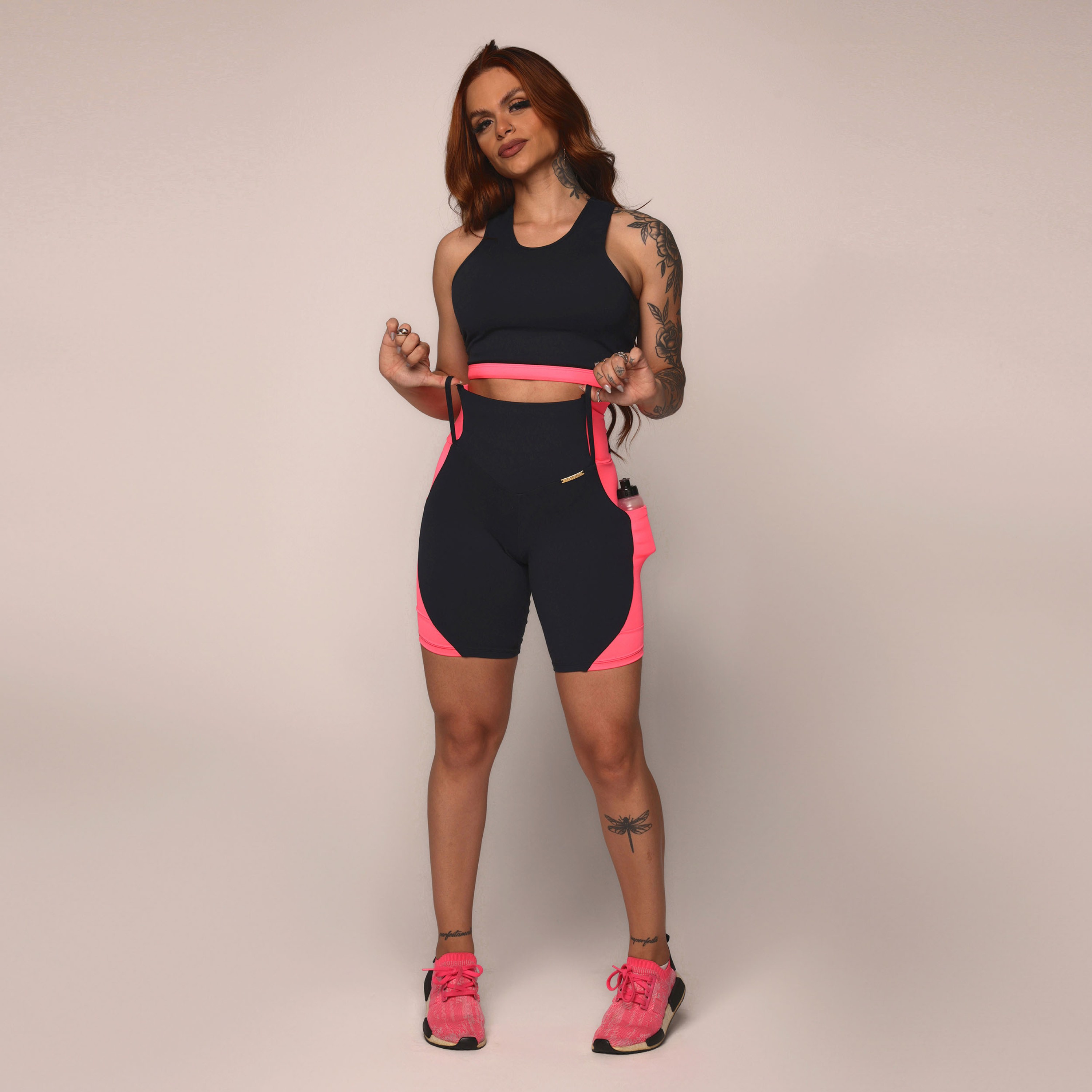 SHORT RUNNERGY PRETO COM ROSA FLÚOR + GARRAFA RUN 230 ML - Moving ...