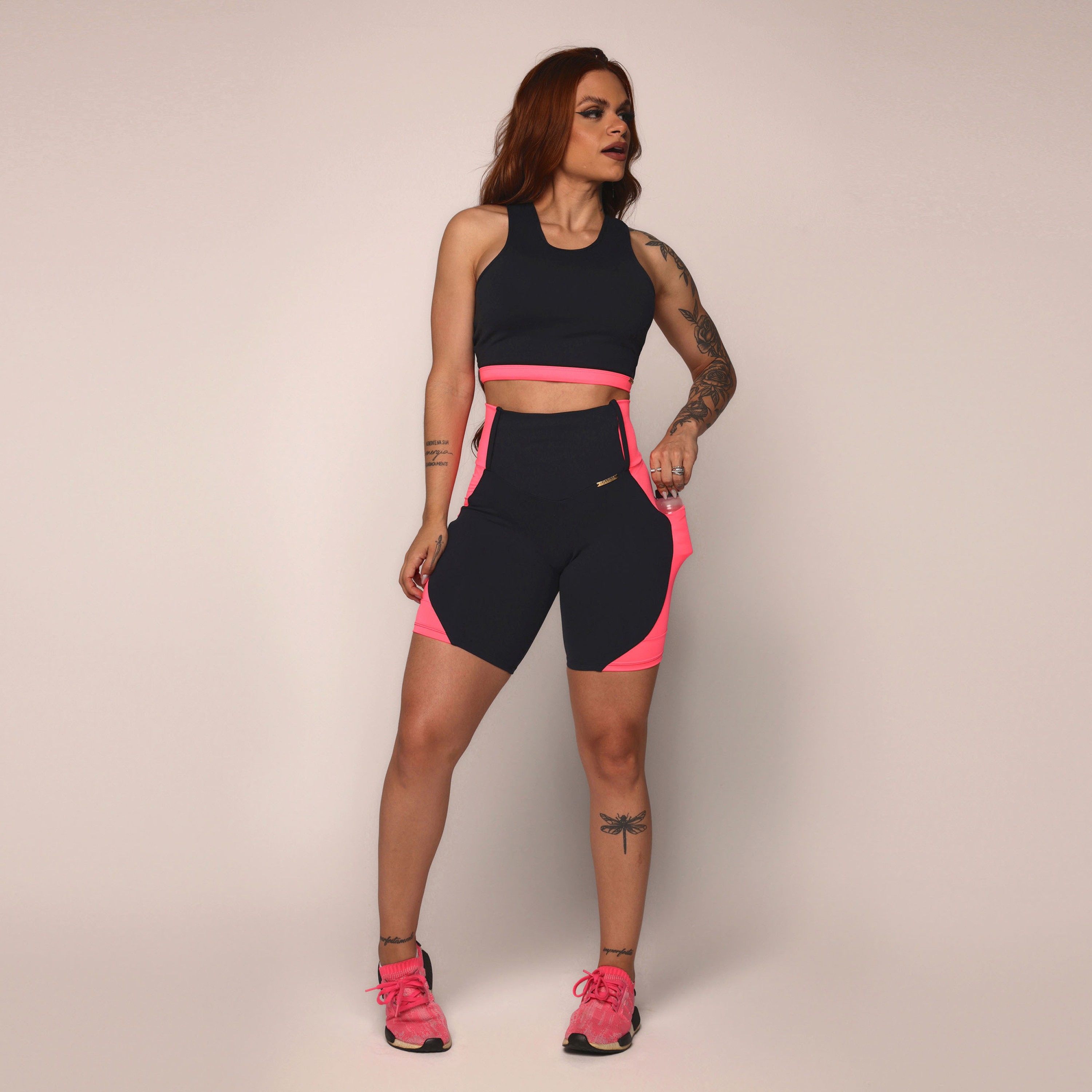 SHORT RUNNERGY PRETO COM ROSA FLÚOR + GARRAFA RUN 230 ML - Moving ...